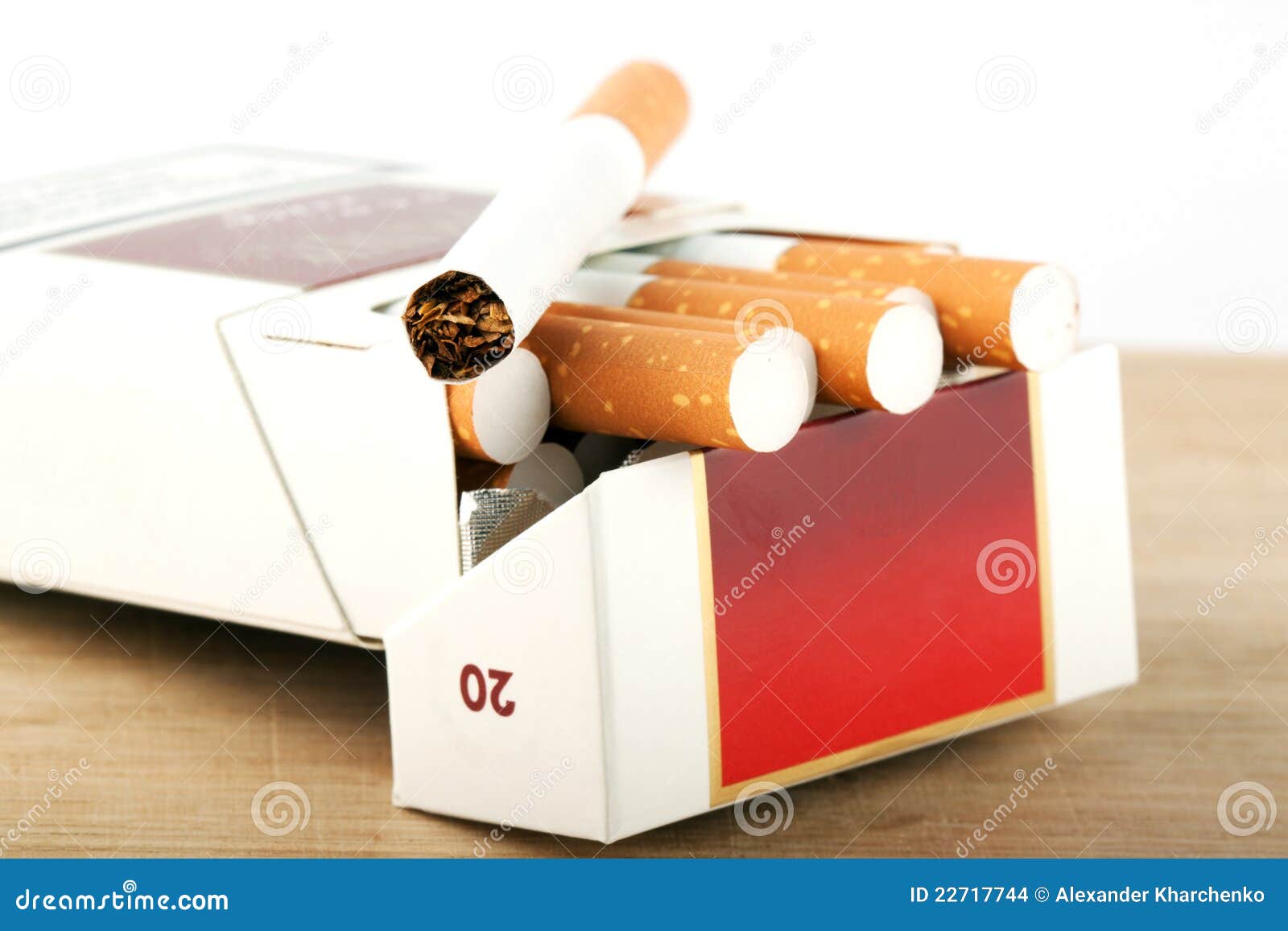 Sigaretten in Pak Op De Broodplank Stock Foto - Image of hoog ...