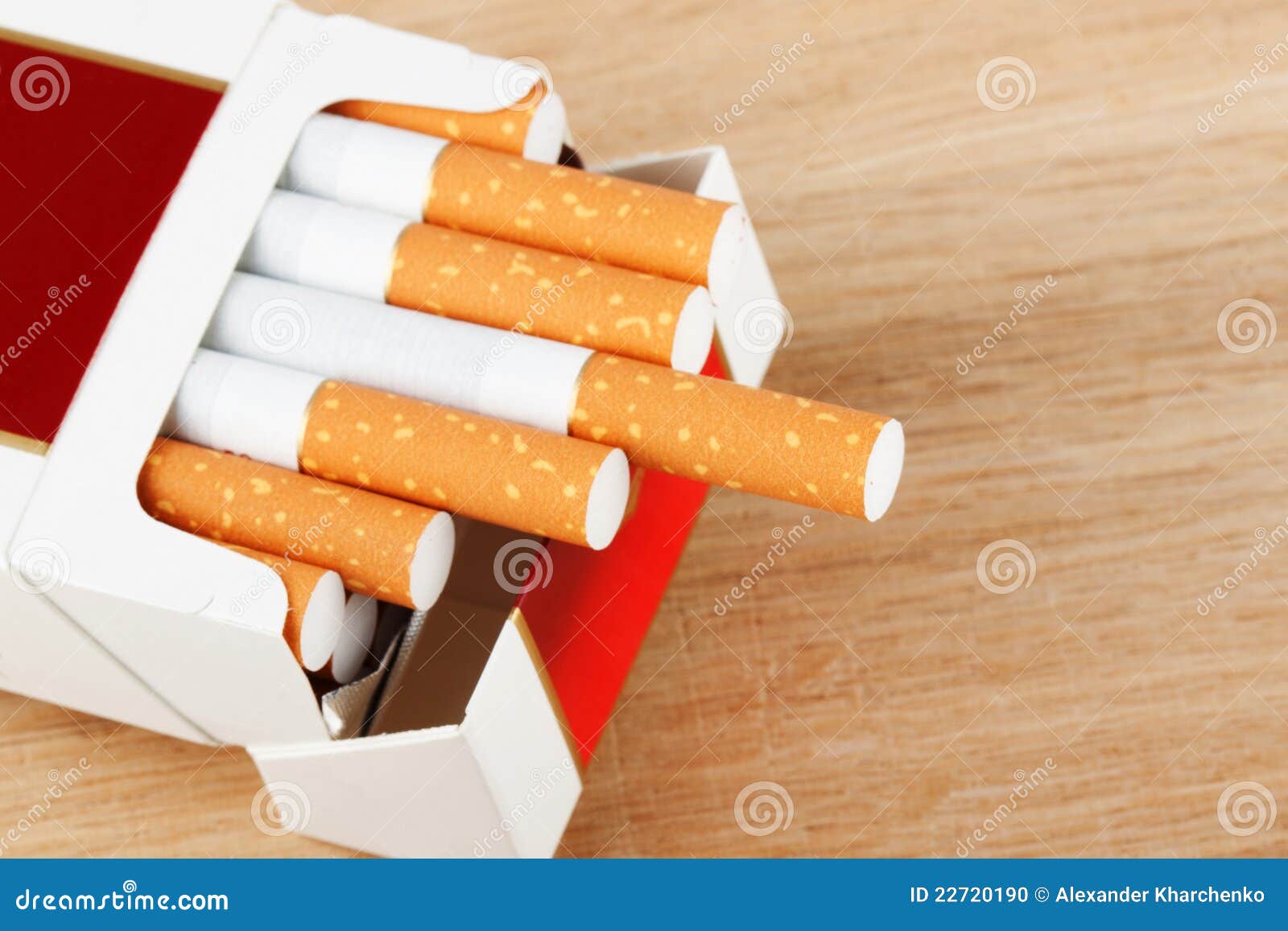 Sigaretten in Pak Op De Broodplank Stock Foto - Image of cilinder ...