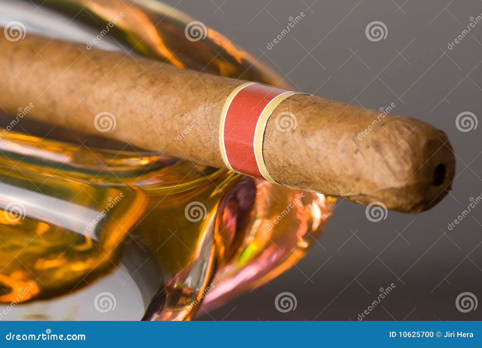 Sigaro Cubano in Portacenere Fotografia Stock - Immagine di lifestyle ...