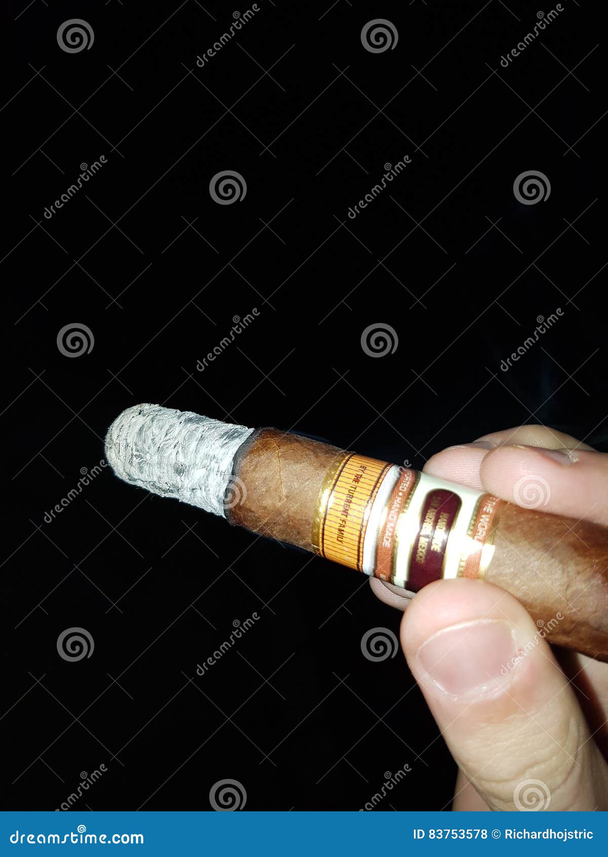 Sigaro del fumo fotografia stock editoriale. Immagine di sigaro - 83753578