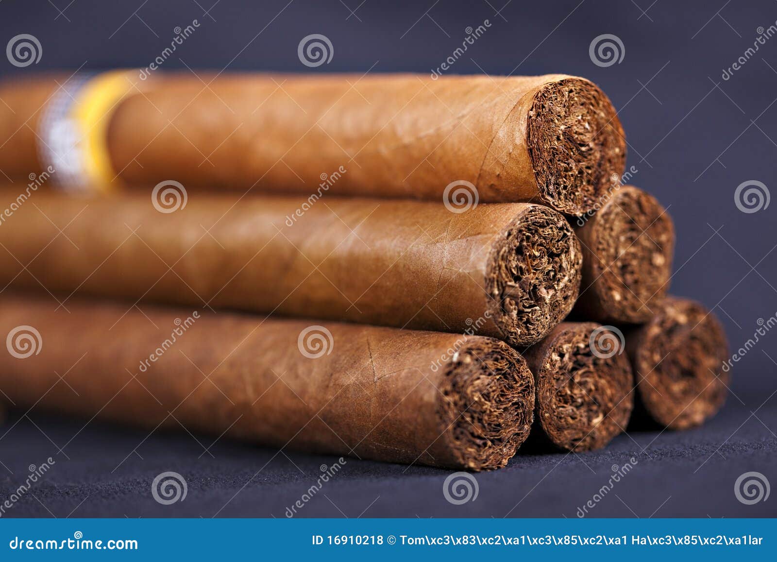 Sigaro superiore cubano fotografia stock. Immagine di mestiere - 16910218