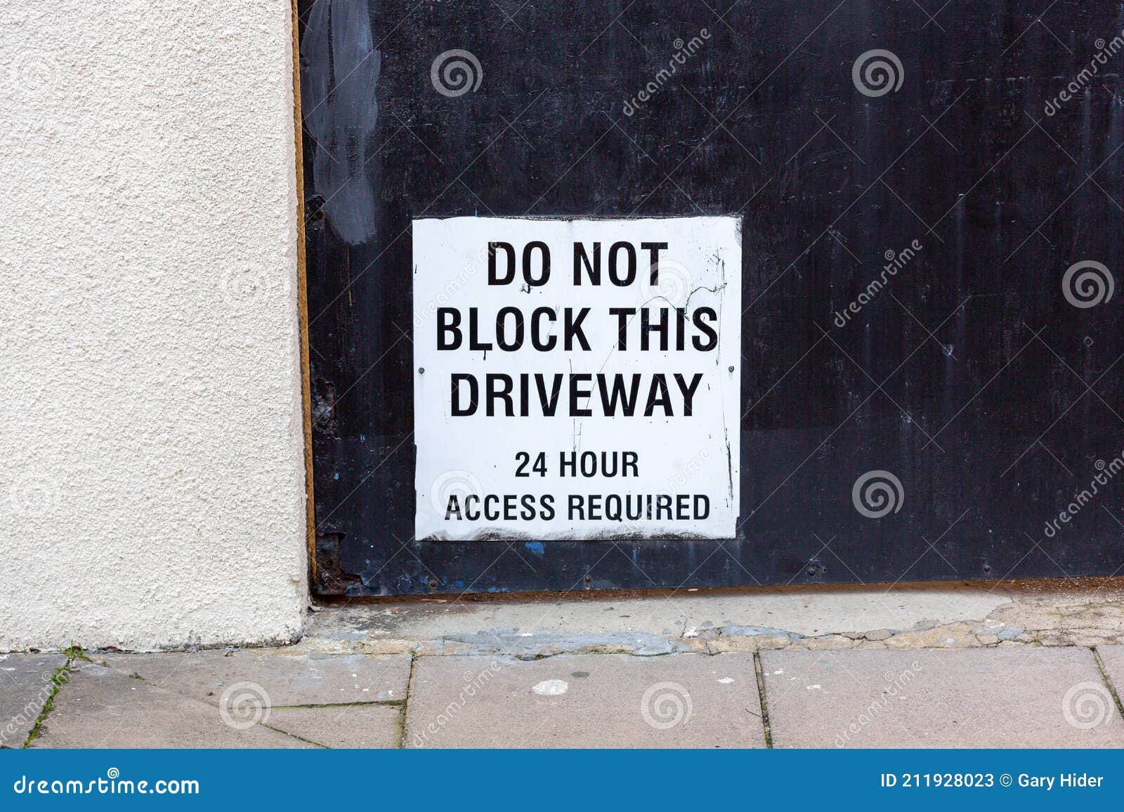 Do Not Block Driveway Sign On A Mesh Wire Fence Stock Image ...