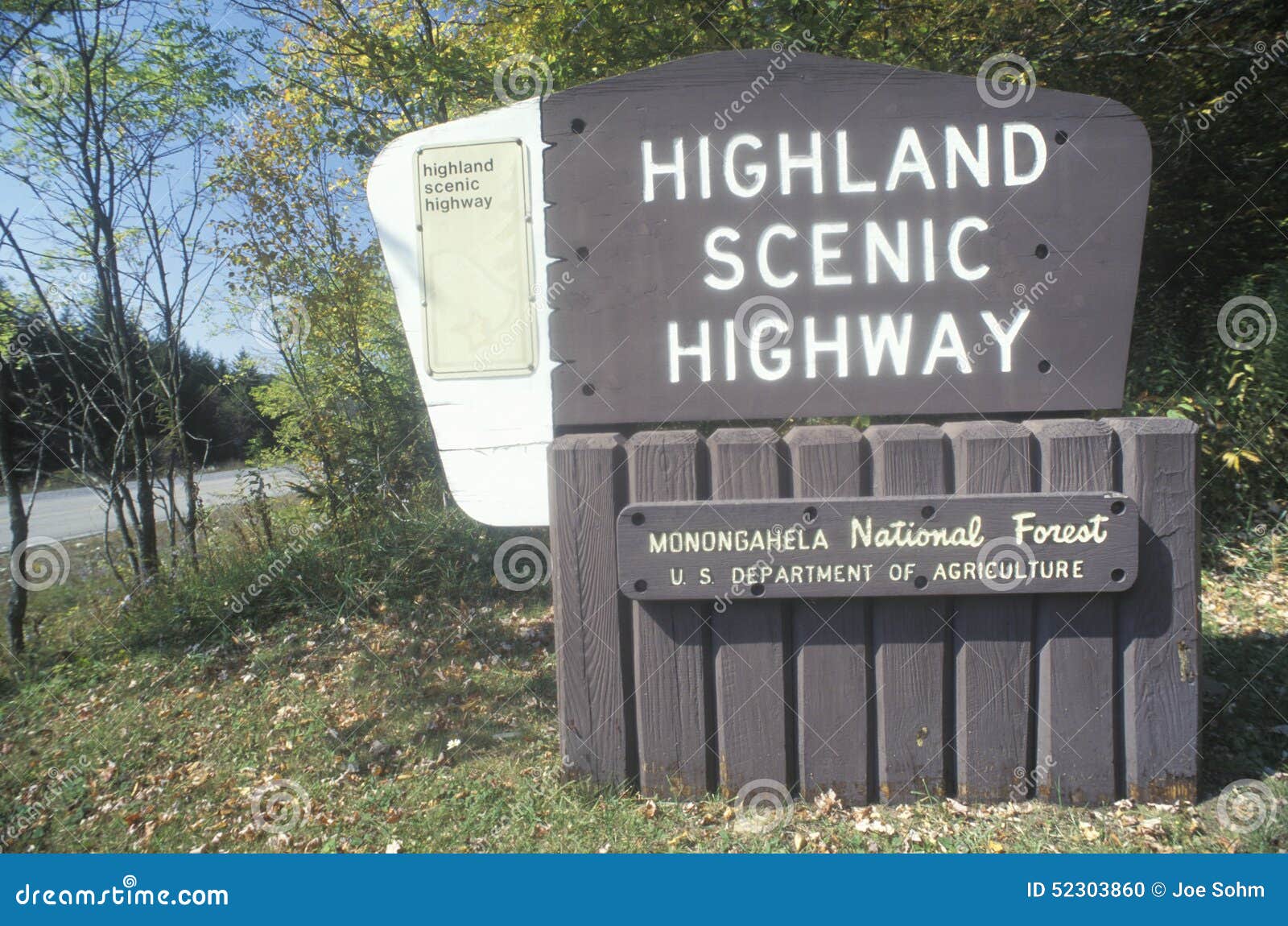 A Sign for Highland Scenic Highway Editorial Image - Image of states ...