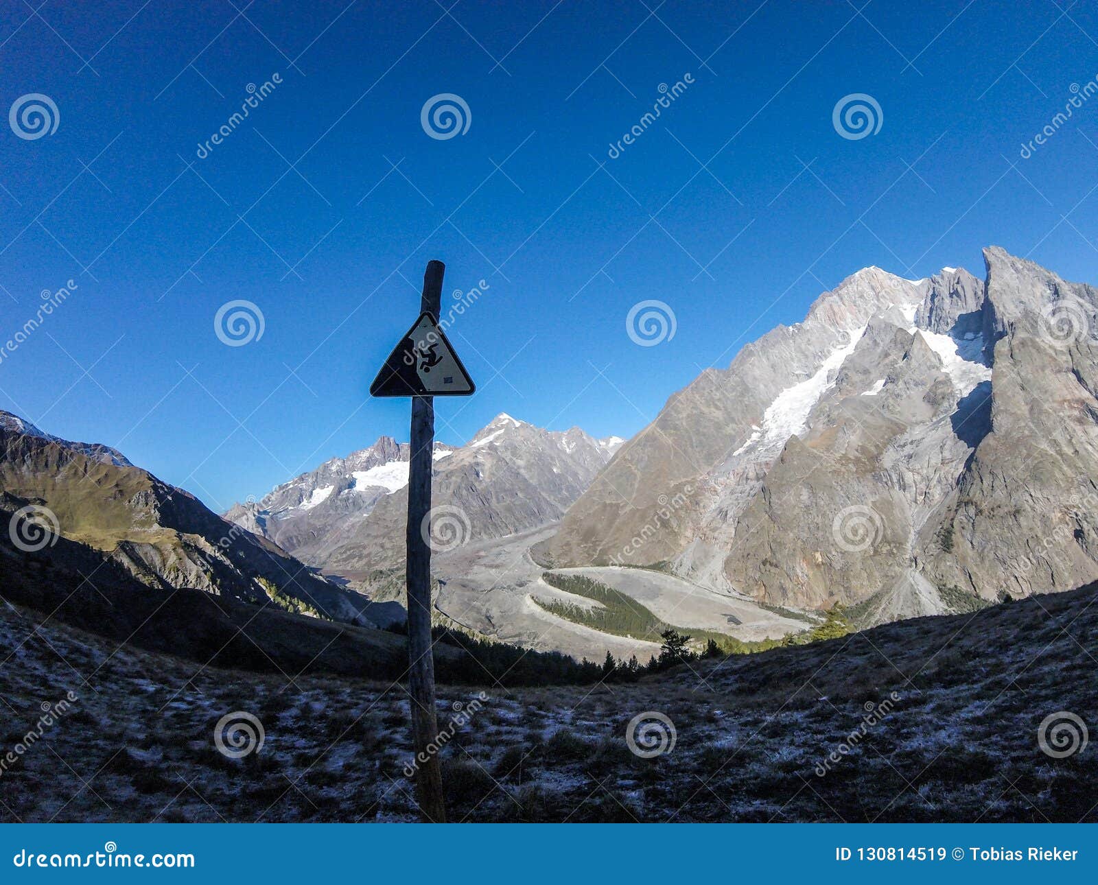 Sign saying dont fall down stock image. Image of slippery - 130814519