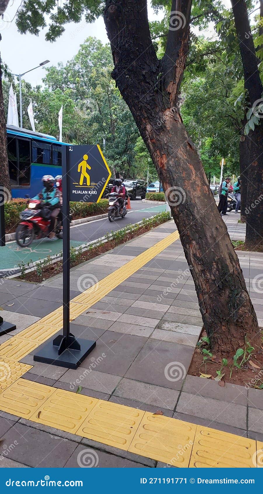 A sign of pedestrian walk editorial photo. Image of wall - 271191771