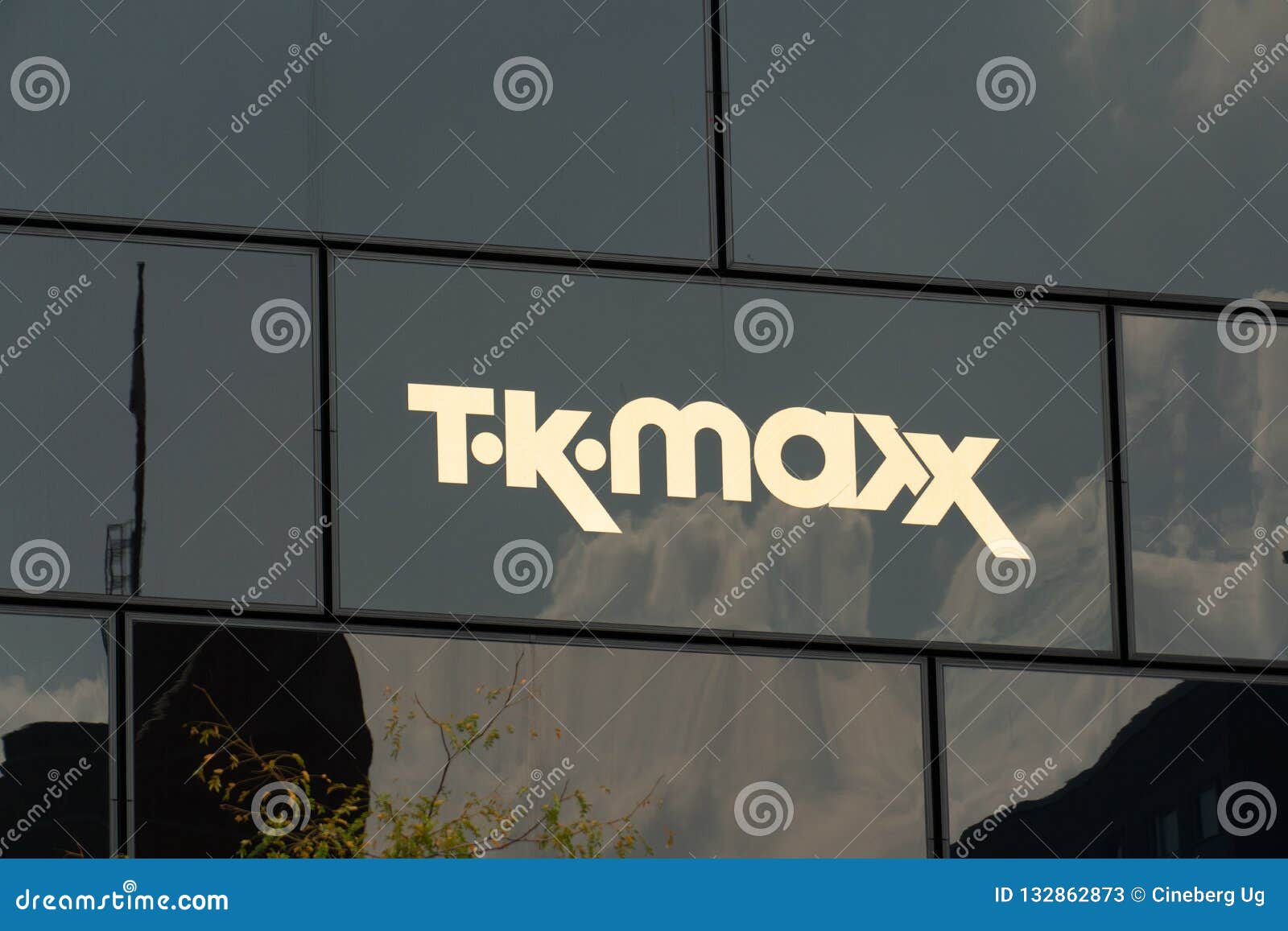 Signage da loja do TK Maxx foto de stock editorial. Imagem de placa ...