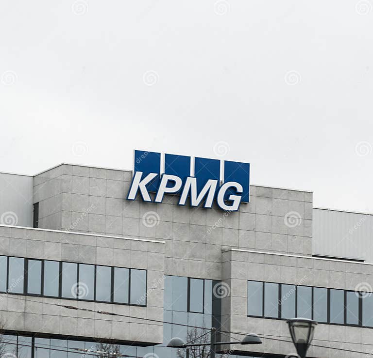Signage de KPMG imagem editorial. Imagem de arquitetura - 105992030