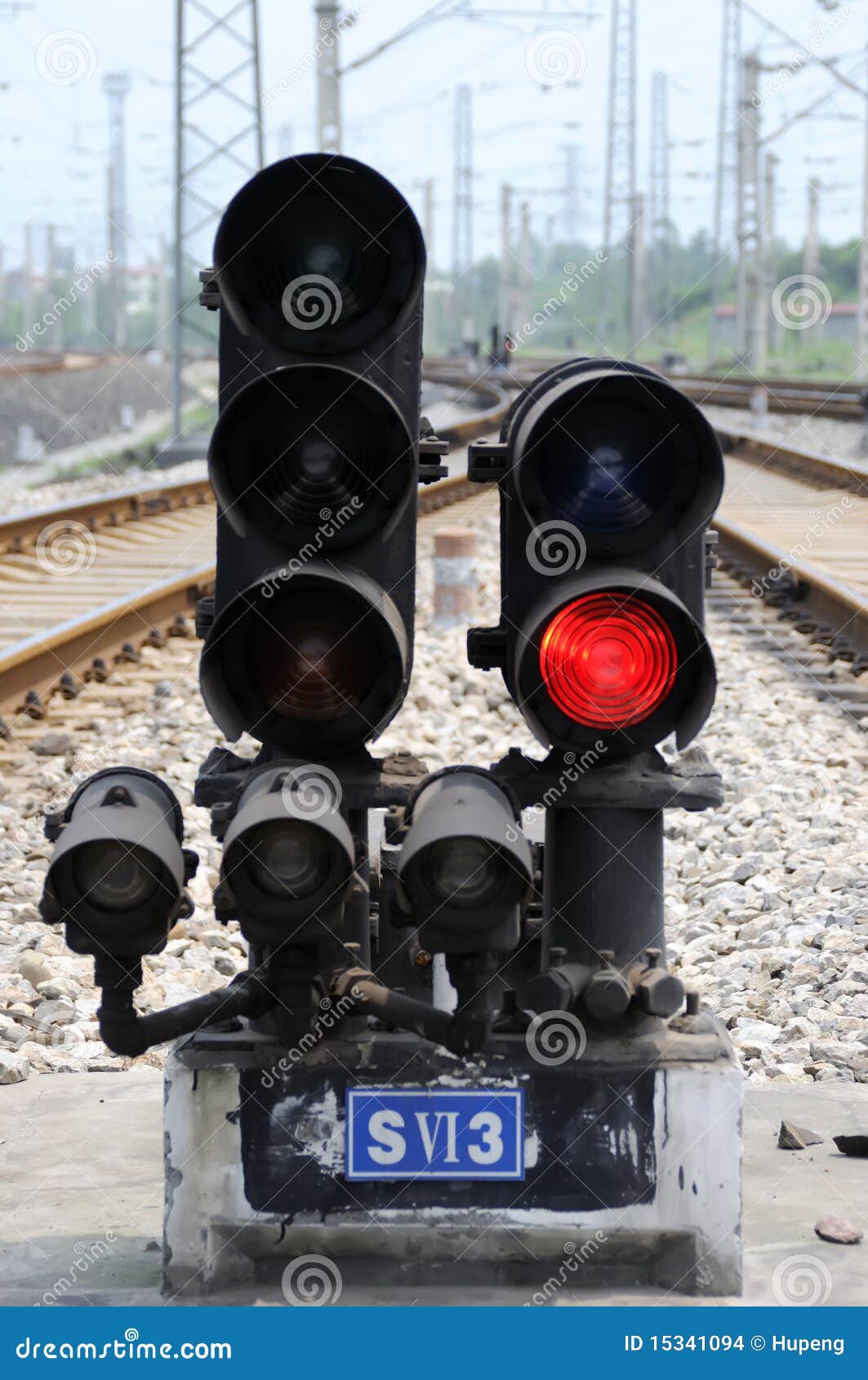 Signal rouge de train photo stock. Image du roche, poteau - 15341094