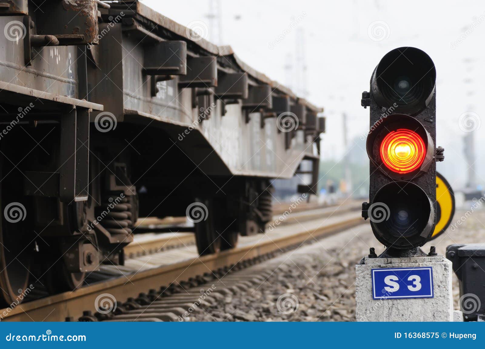 Signal rouge de train image stock. Image du carillon - 16368575