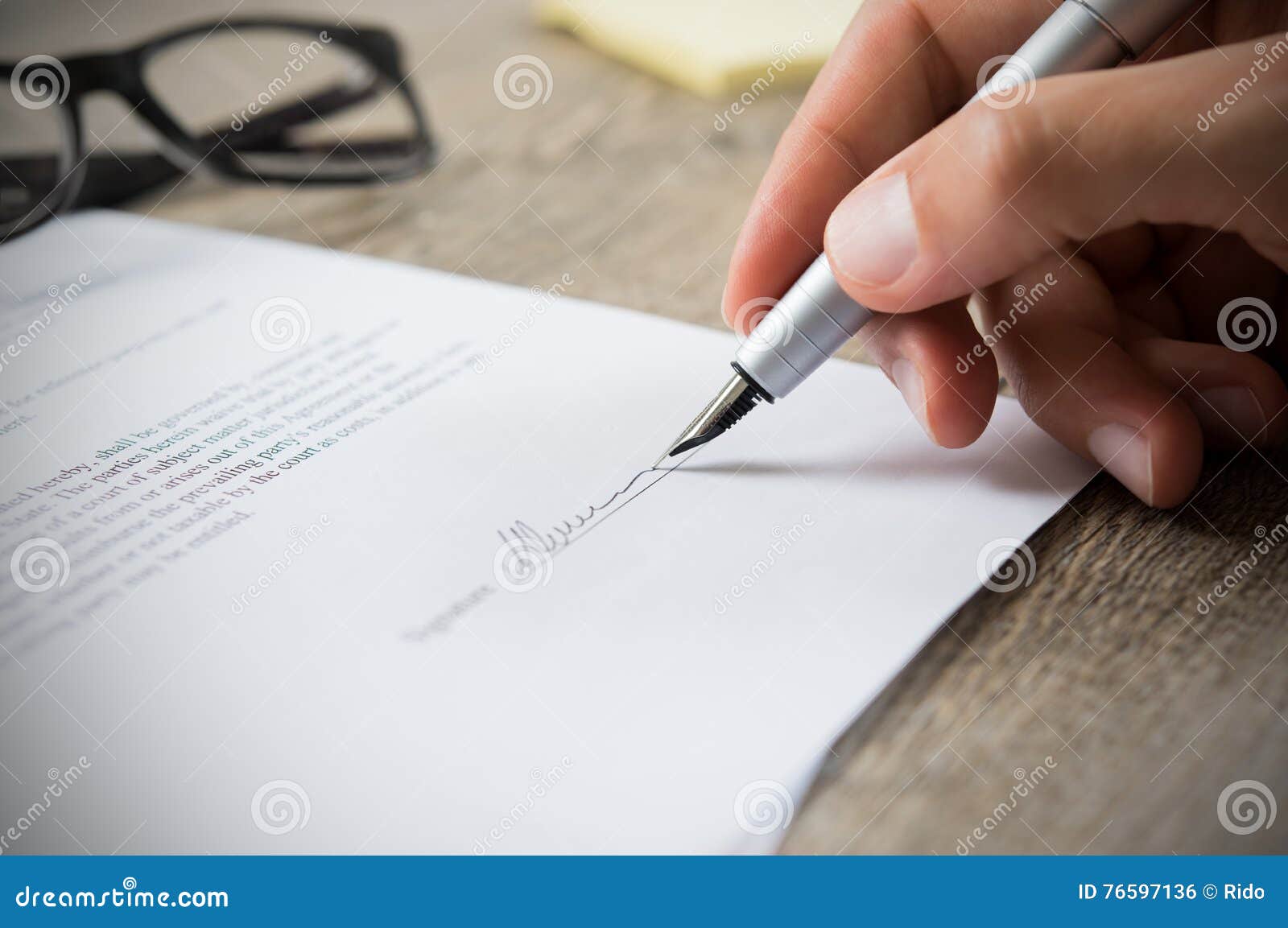 Signature D'homme De Contrat Photo stock - Image du personne, stylo ...