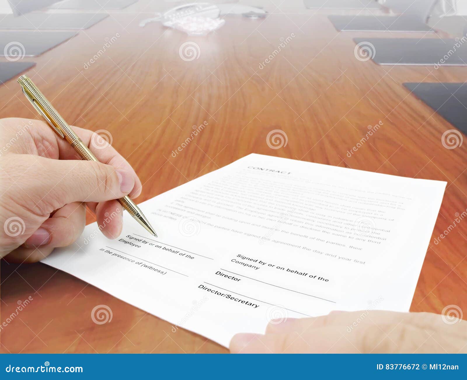 Signature d'un contrat photo stock. Image du forme, affaire - 83776672