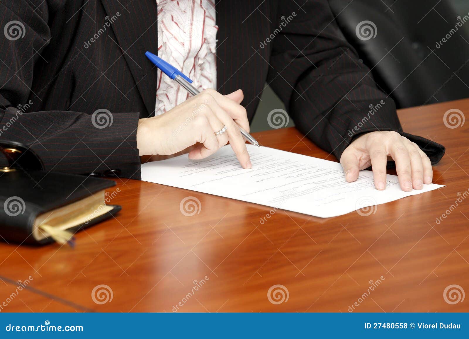 Signature D'un Contrat D'affaires Photo stock - Image du prise, emploi ...
