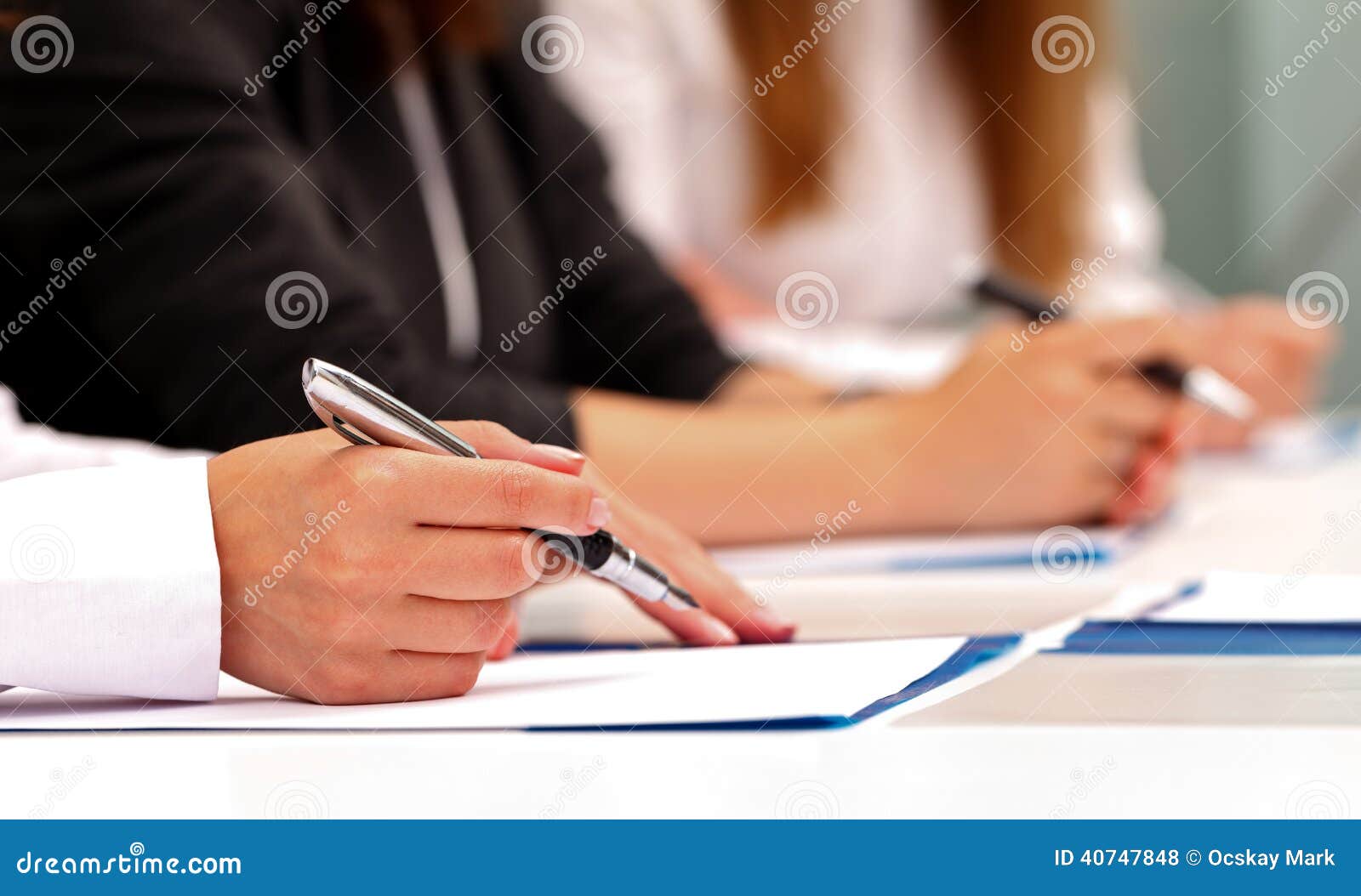 Signature de contrat photo stock. Image du entreprise - 40747848
