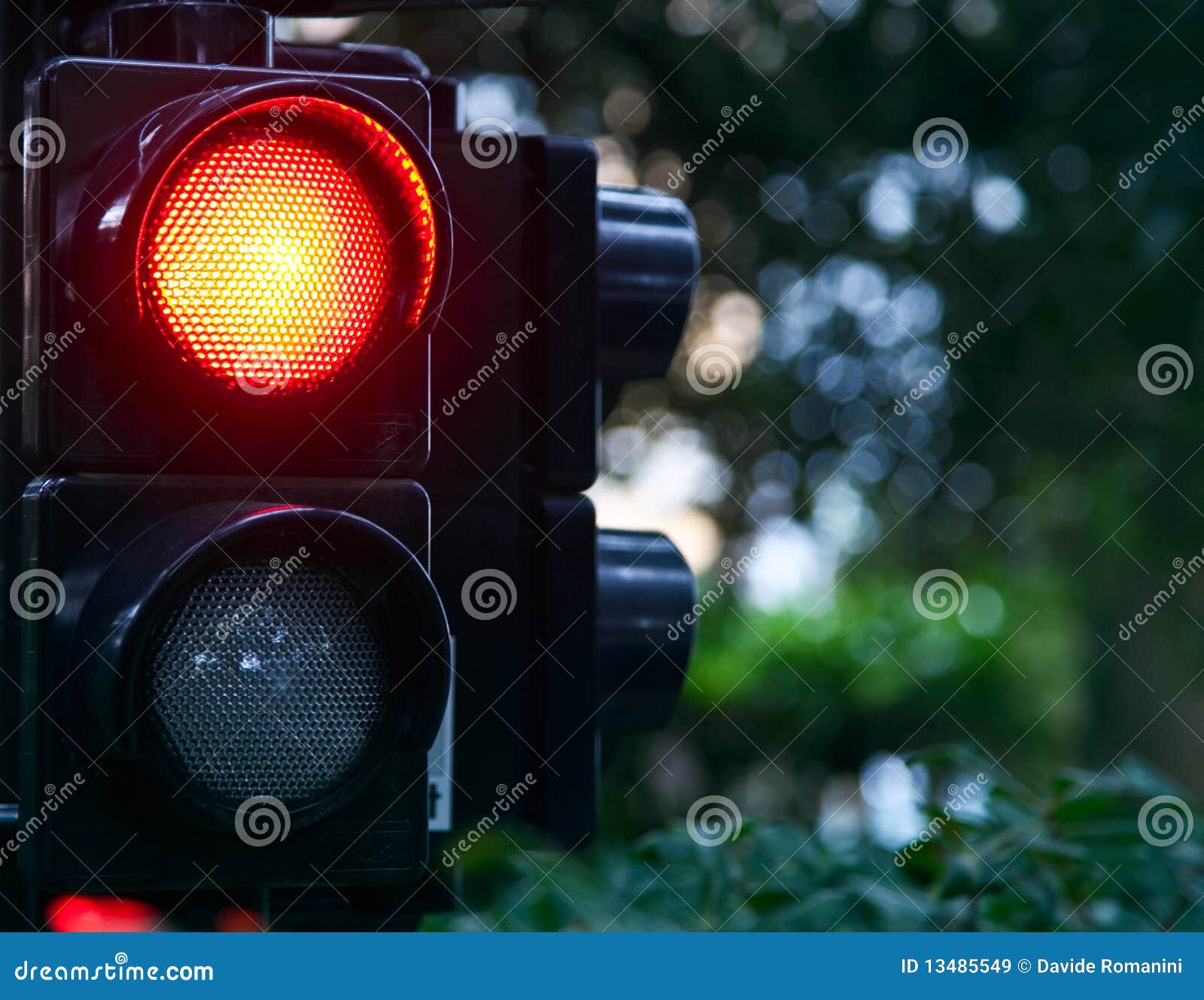 Signaux lumineux rouges image stock. Image du ampoule - 13485549