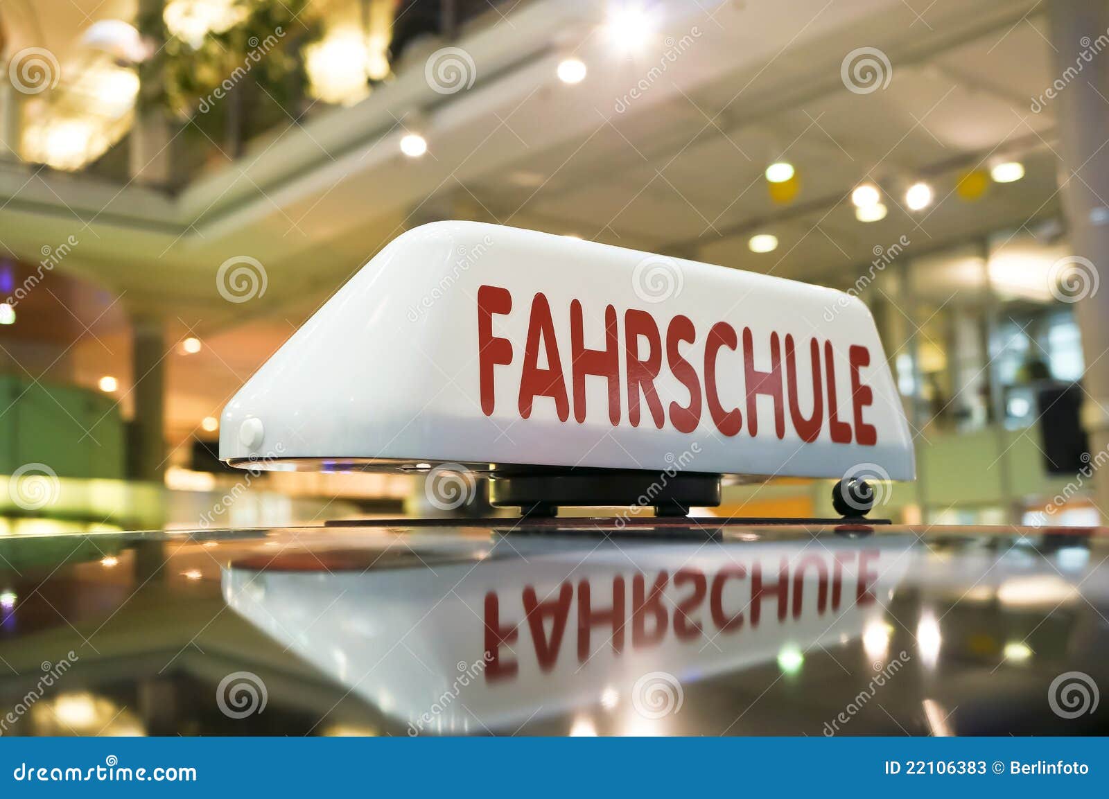 Signe Allemand D'auto-école Image stock - Image du atop, apprenez: 22106383