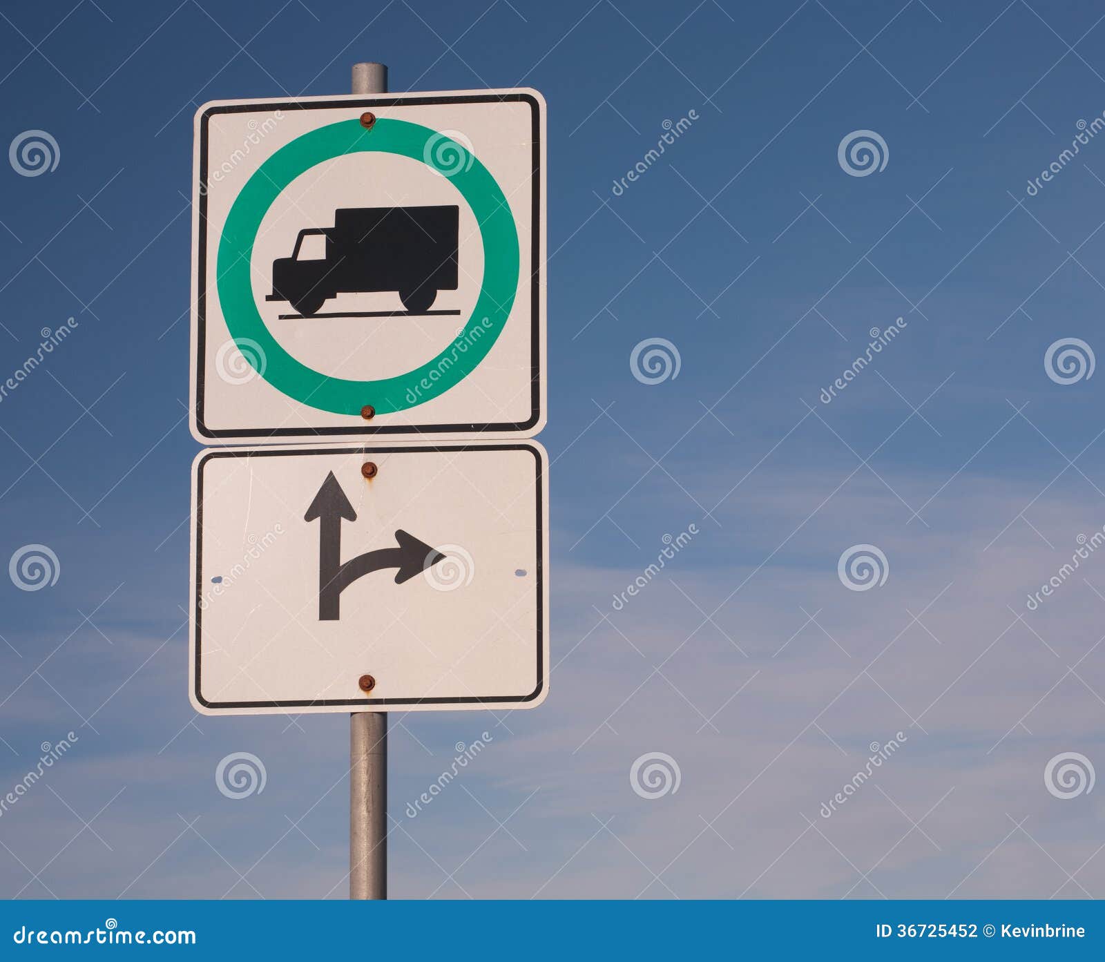 Signe D'itinéraire De Camion Photo stock - Image du conseil ...