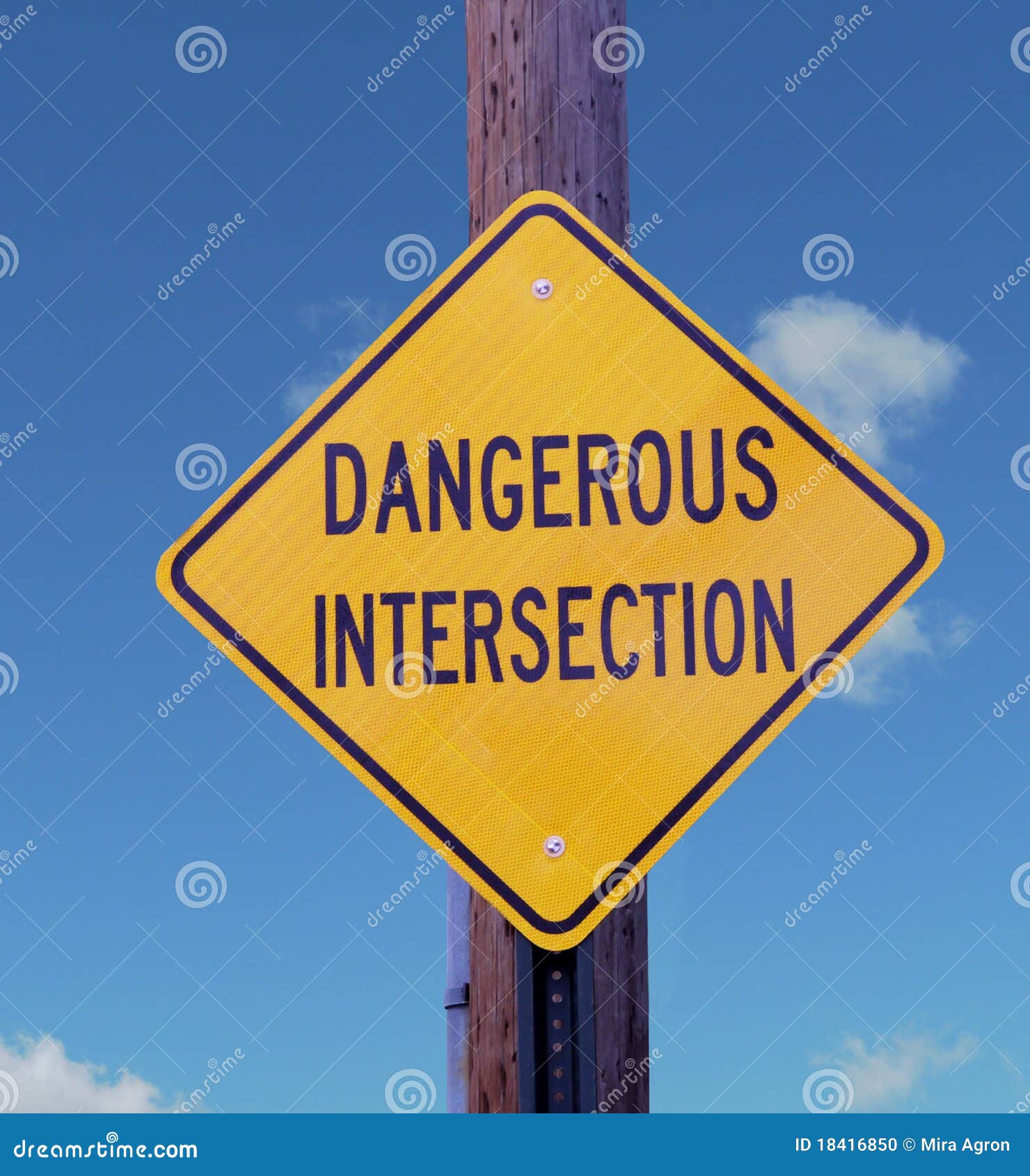 Signe Dangereux D'intersection. Photo stock - Image du route, alerte ...