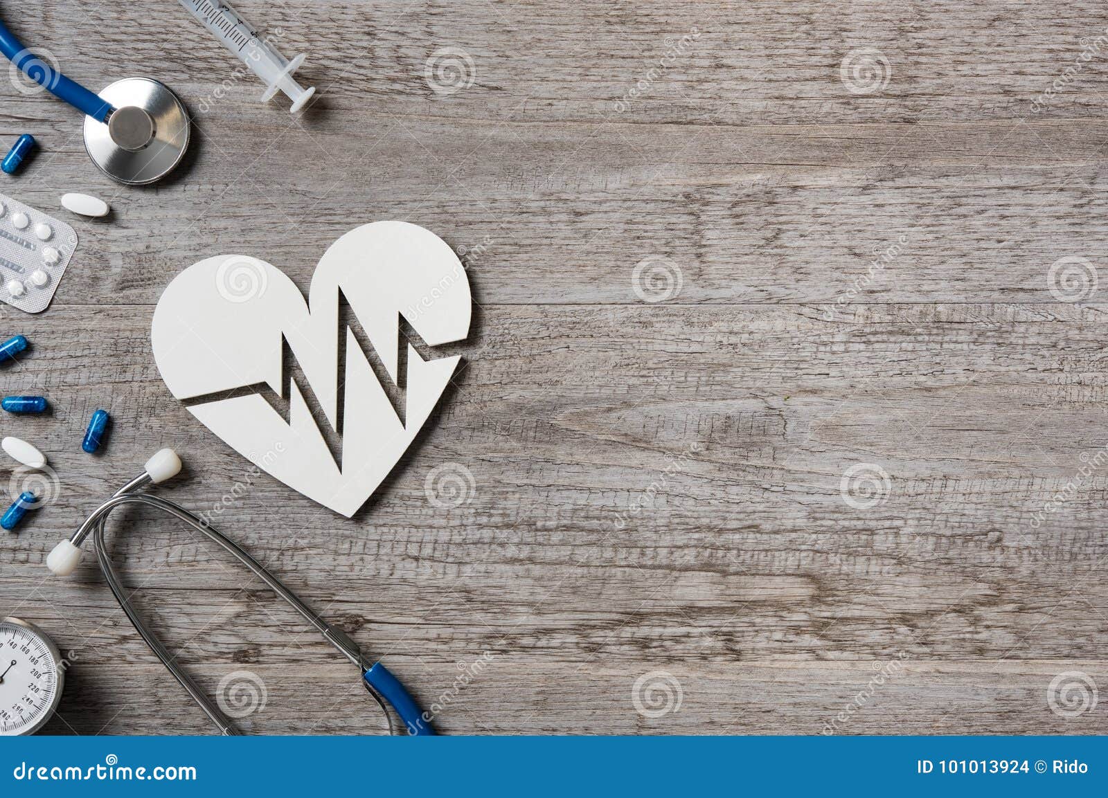Signe De Coeur Et De Cardiogramme Photo stock - Image du dessus, vide ...