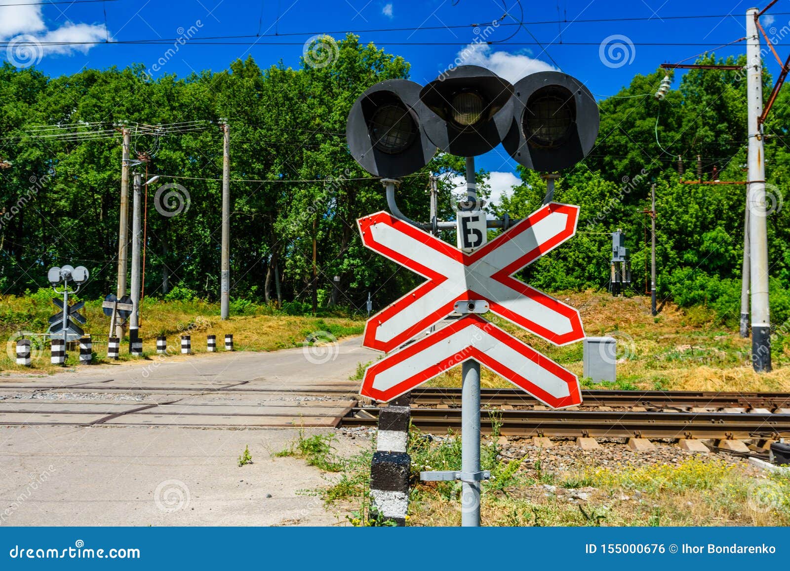Signe De Croisement De Chemin De Fer Et Sémaphore Devant Le Croisement ...