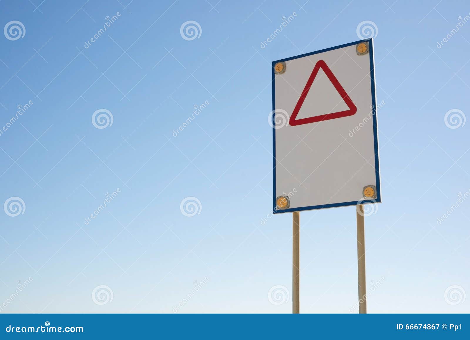 Signe De Danger Avec La Triangle Rouge Photos Stock - Téléchargez 353 ...