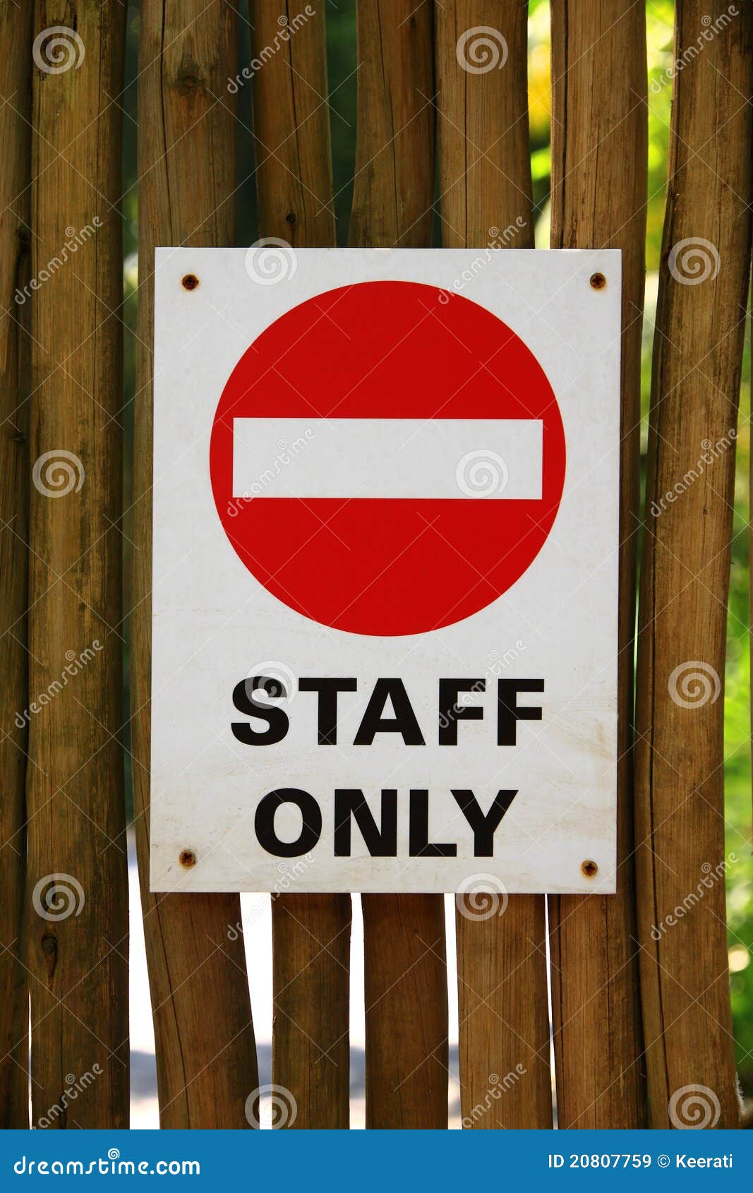 Signe De Personnel Seulement Image stock - Image du entrée, signe: 20807759