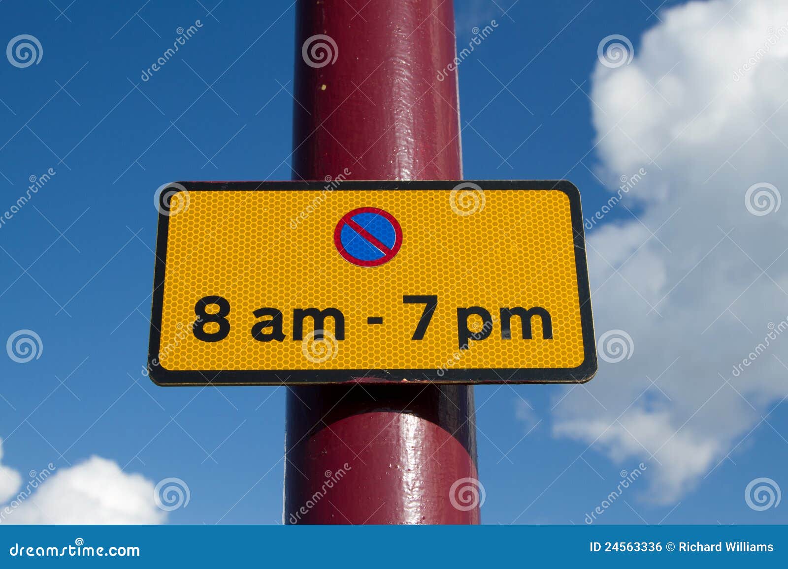 Signe De Restriction De Stationnement. Photo stock - Image du nuage ...