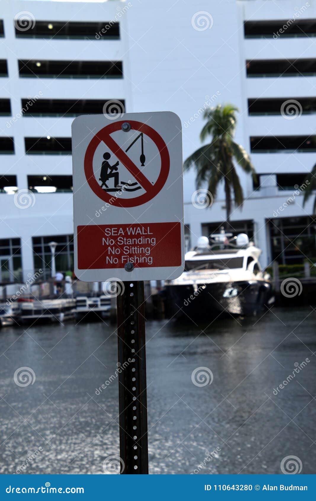 Signe De Restrictions De Mur De Mer Rouge Et Blanche Photo stock ...