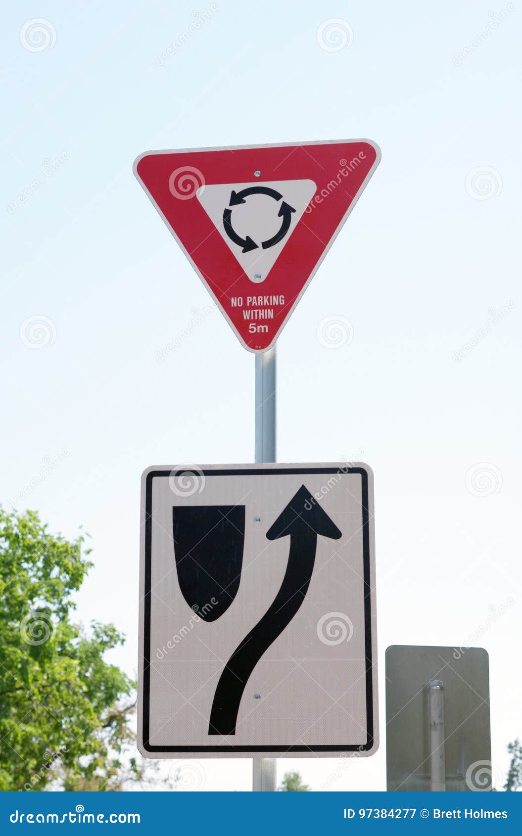 Signe de rond point image stock. Image du véhicule, graphisme - 97384277