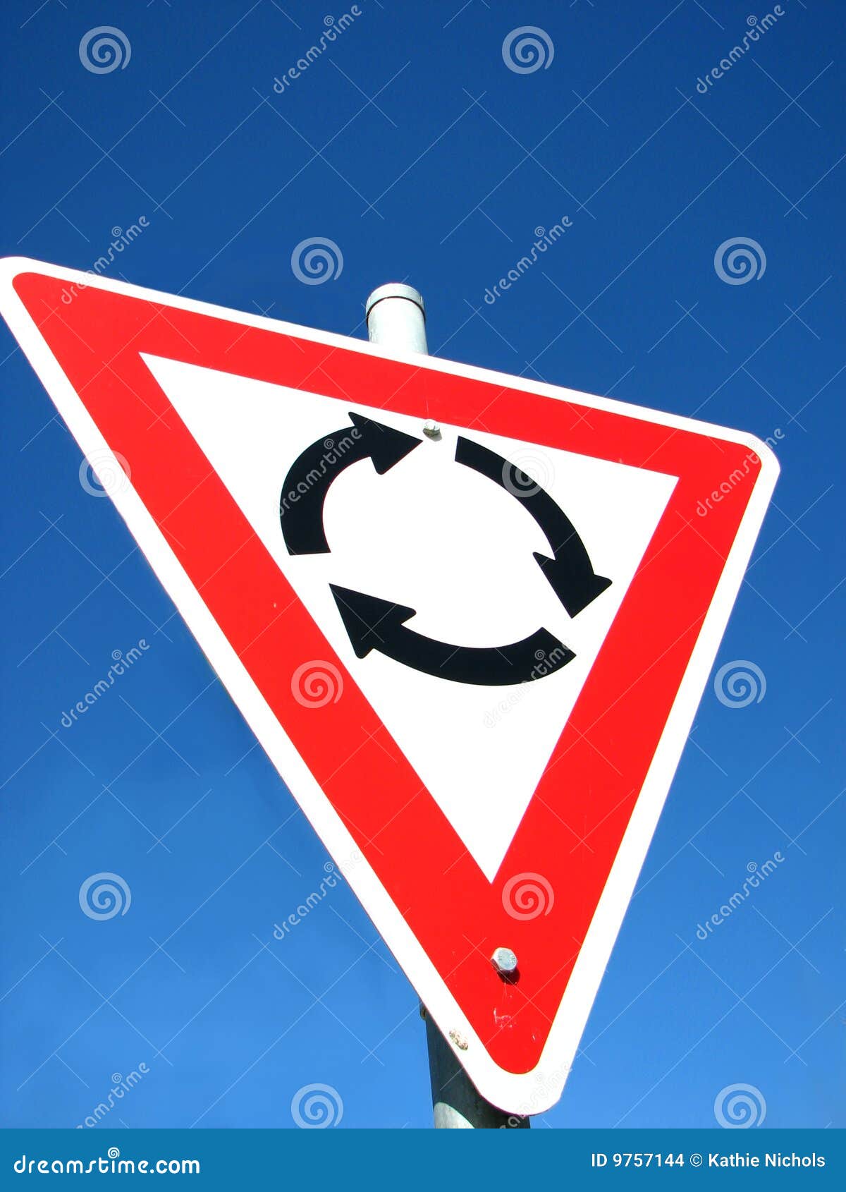 Signe de rond point photo stock. Image du circulation - 9757144