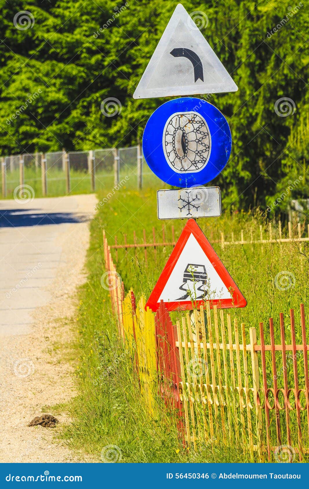 Signe de route photo stock. Image du rouge, groupe, zone - 56450346