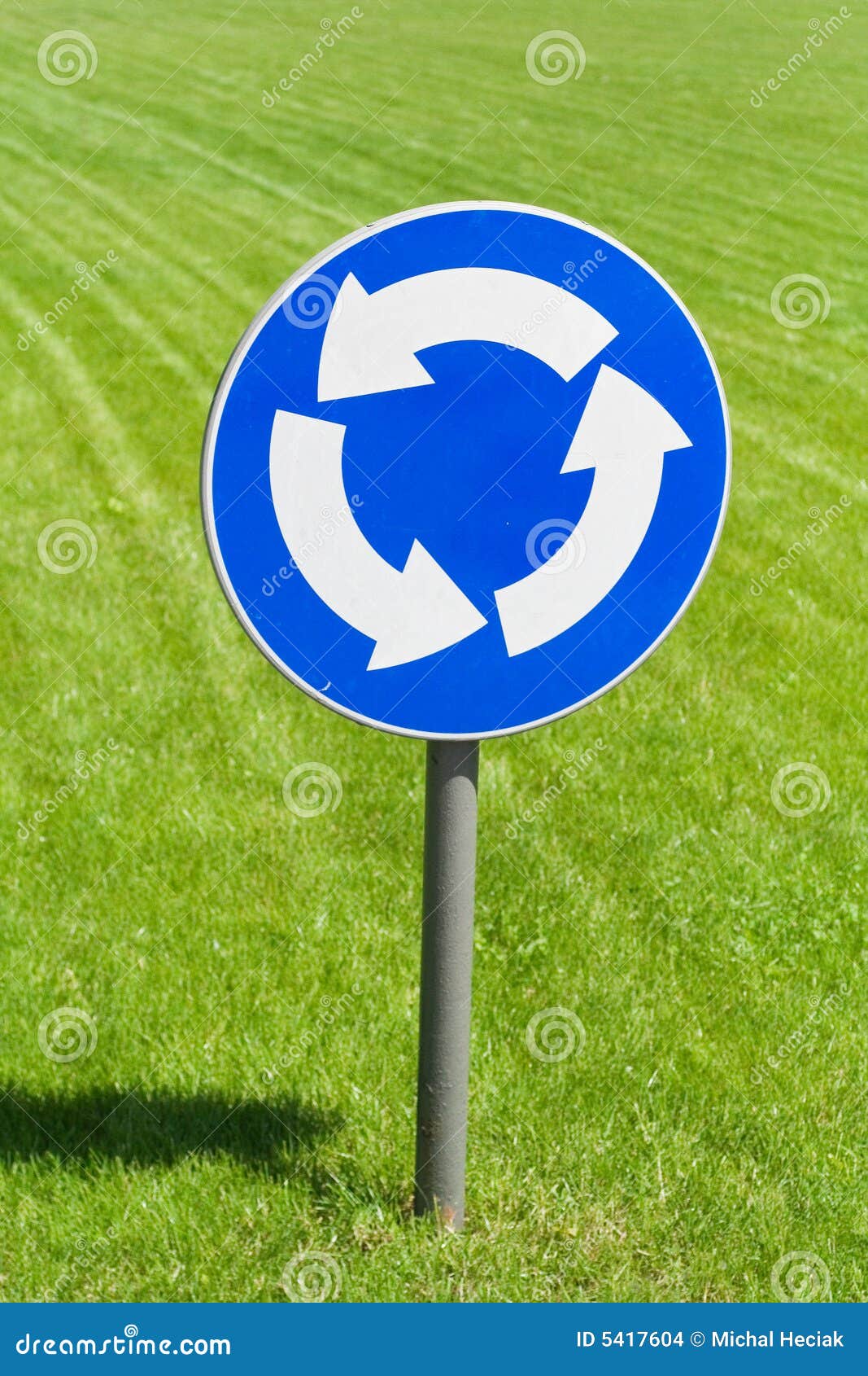 Signe De Route De Rond Point Photo stock - Image du lumineux, pré: 5417604