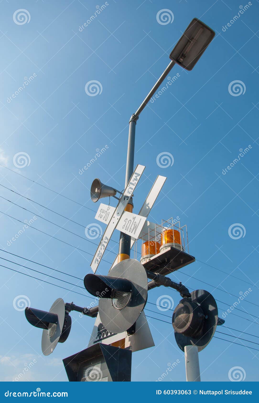 Signe de train image stock. Image du jaune, signal, route - 60393063