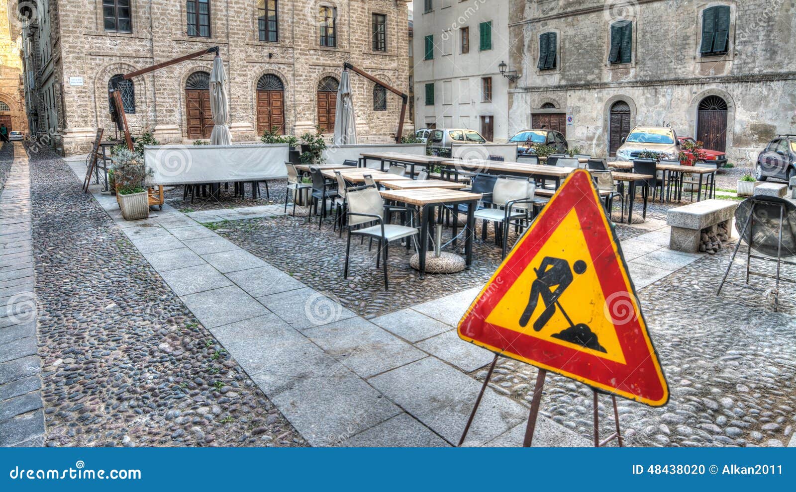 Signe de travaux en cours photo stock. Image du pavé - 48438020