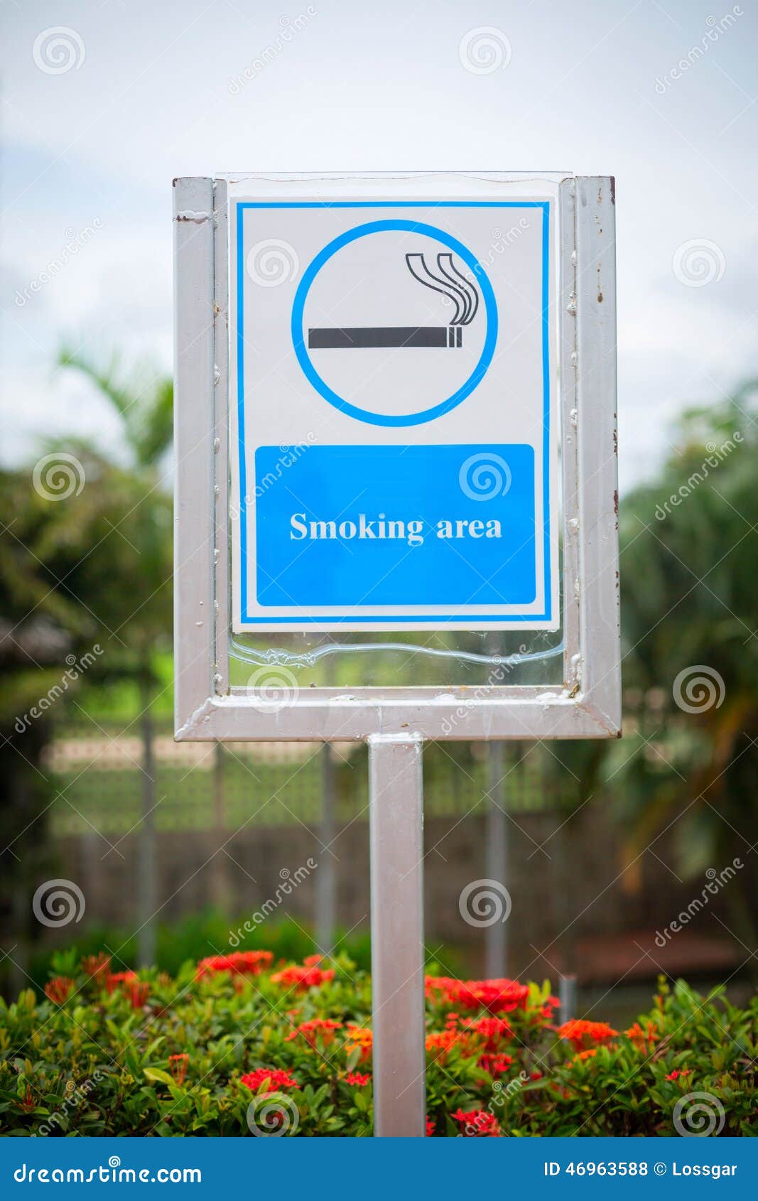 Signe de zone fumeur photo stock. Image du arrangement - 46963588