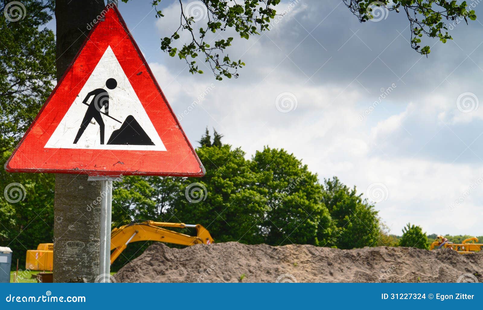 Signe en construction photo stock. Image du panneau, sécurité - 31227324