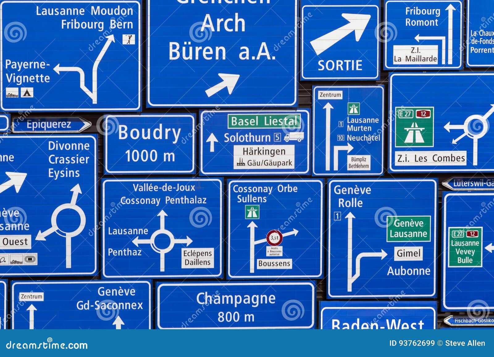 Signes de route suisses image stock. Image du luzerne - 93762699