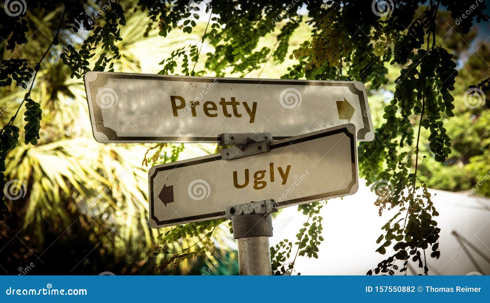 Signo De Calle Bonito Versus Feo Foto de archivo - Imagen de haga ...