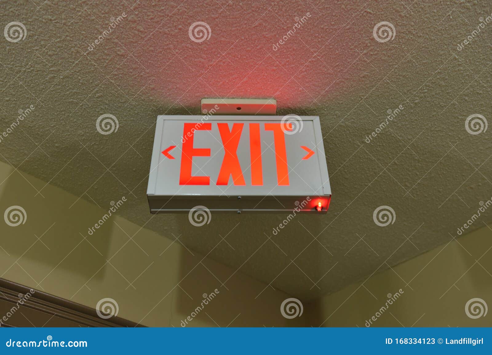 Signo de salida antiguo imagen de archivo. Imagen de texto - 168334123