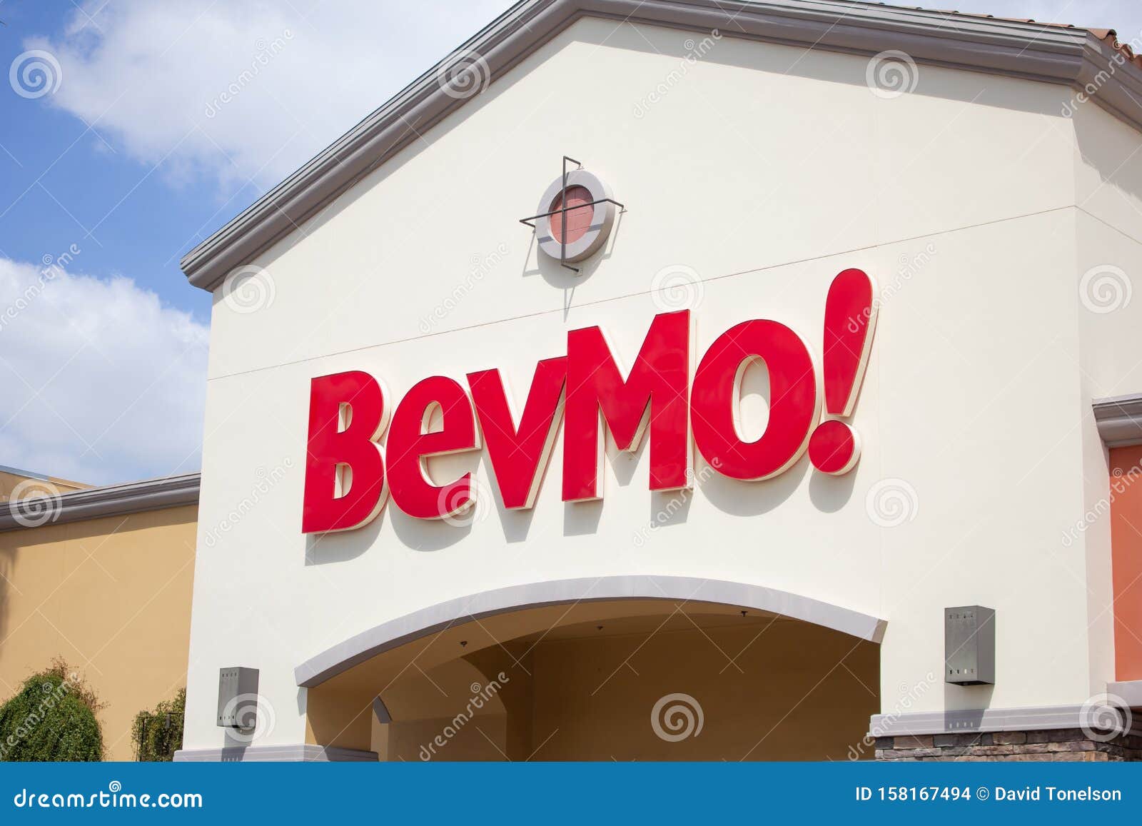 Signo de tienda de Bevmo imagen de archivo editorial. Imagen de adulto - 158167494