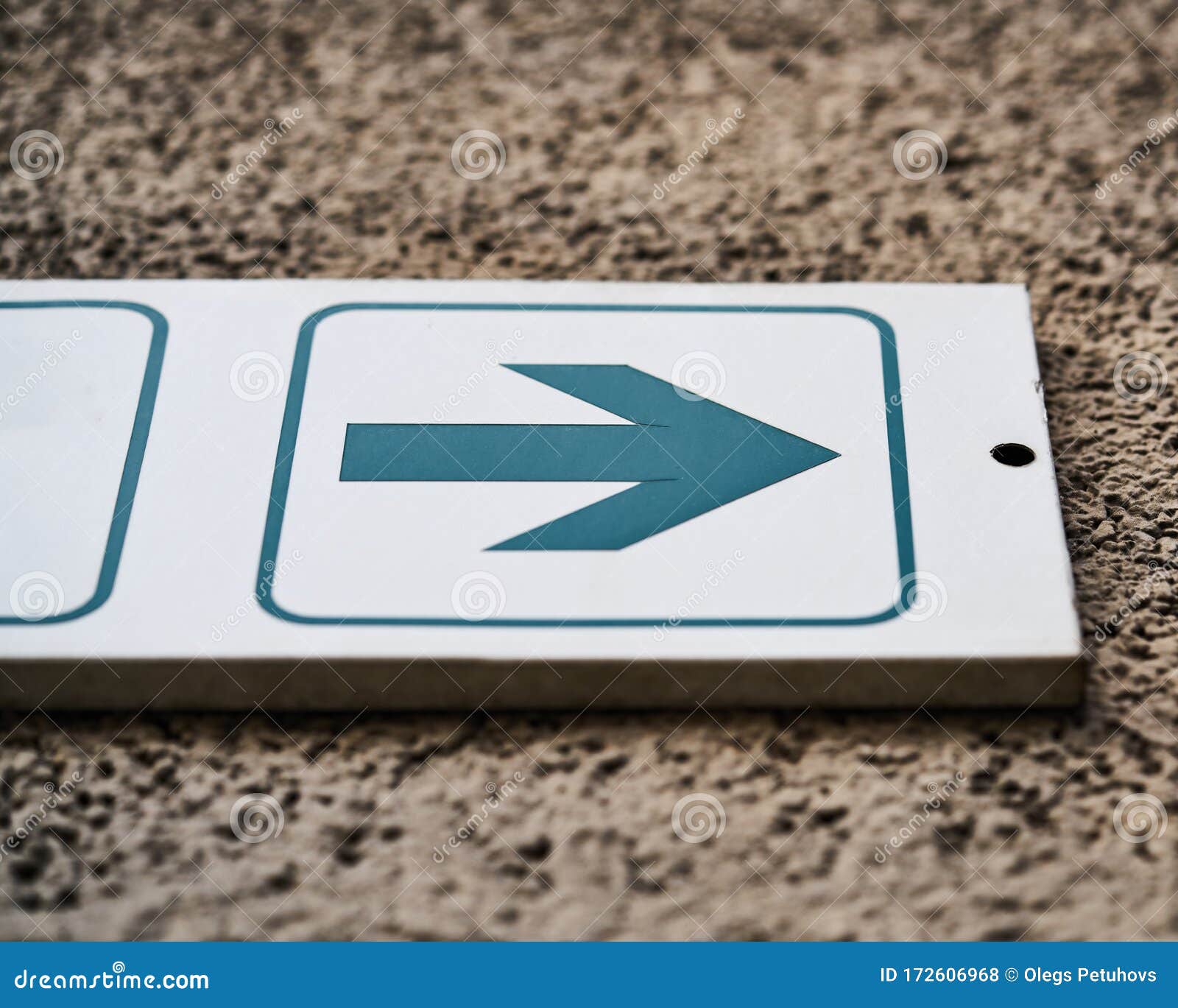 Signo Verde Con Flecha Blanca Foto de archivo - Imagen de camino, cielo ...