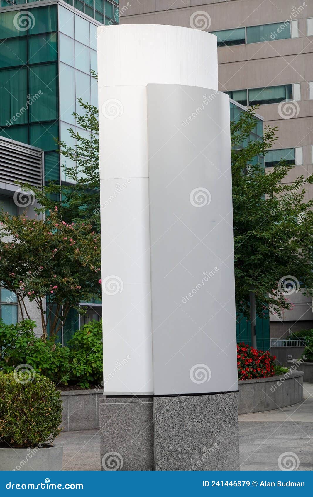 Signo Vertical En Blanco Delante De Un Edificio Imagen de archivo ...