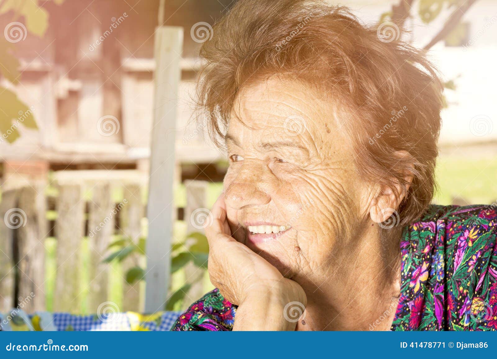 Signora anziana immagine stock. Immagine di isolato, sano - 41478771