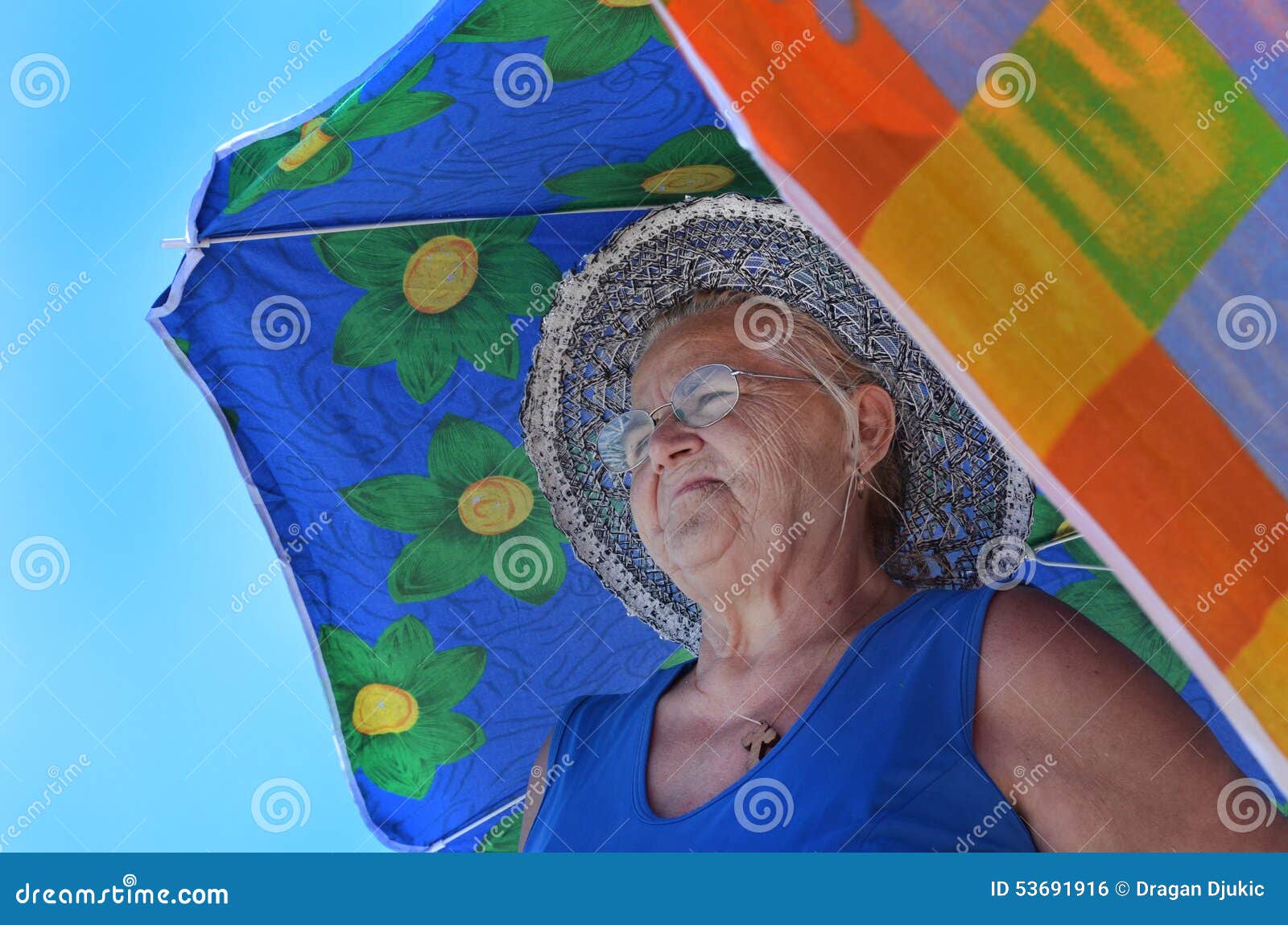 Signora Anziana Con Il Cappello Fra Due Parasoli Fotografia Stock ... Signora Anziana Con Il Cappello Fra Due Parasoli Fotografia Stock ...