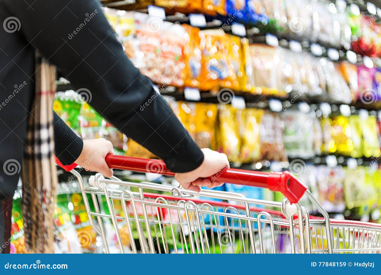 Signora Che Spinge Un Carrello Immagine Stock - Immagine di scelta ...