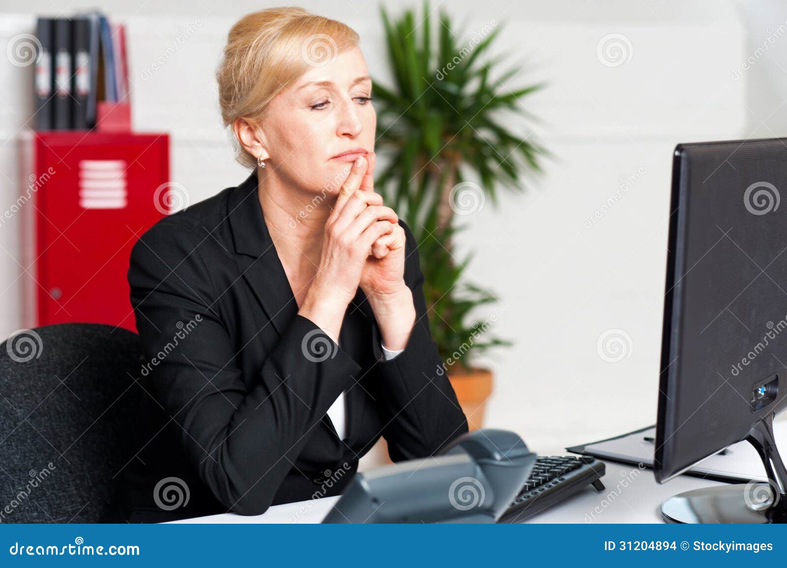 Signora Corporativa Che Esamina Schermo Di Computer Fotografia Stock ...