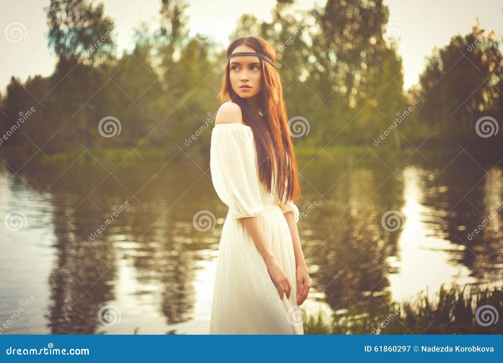 Signora Della Boemia Al Fiume Immagine Stock - Immagine di femmina ...