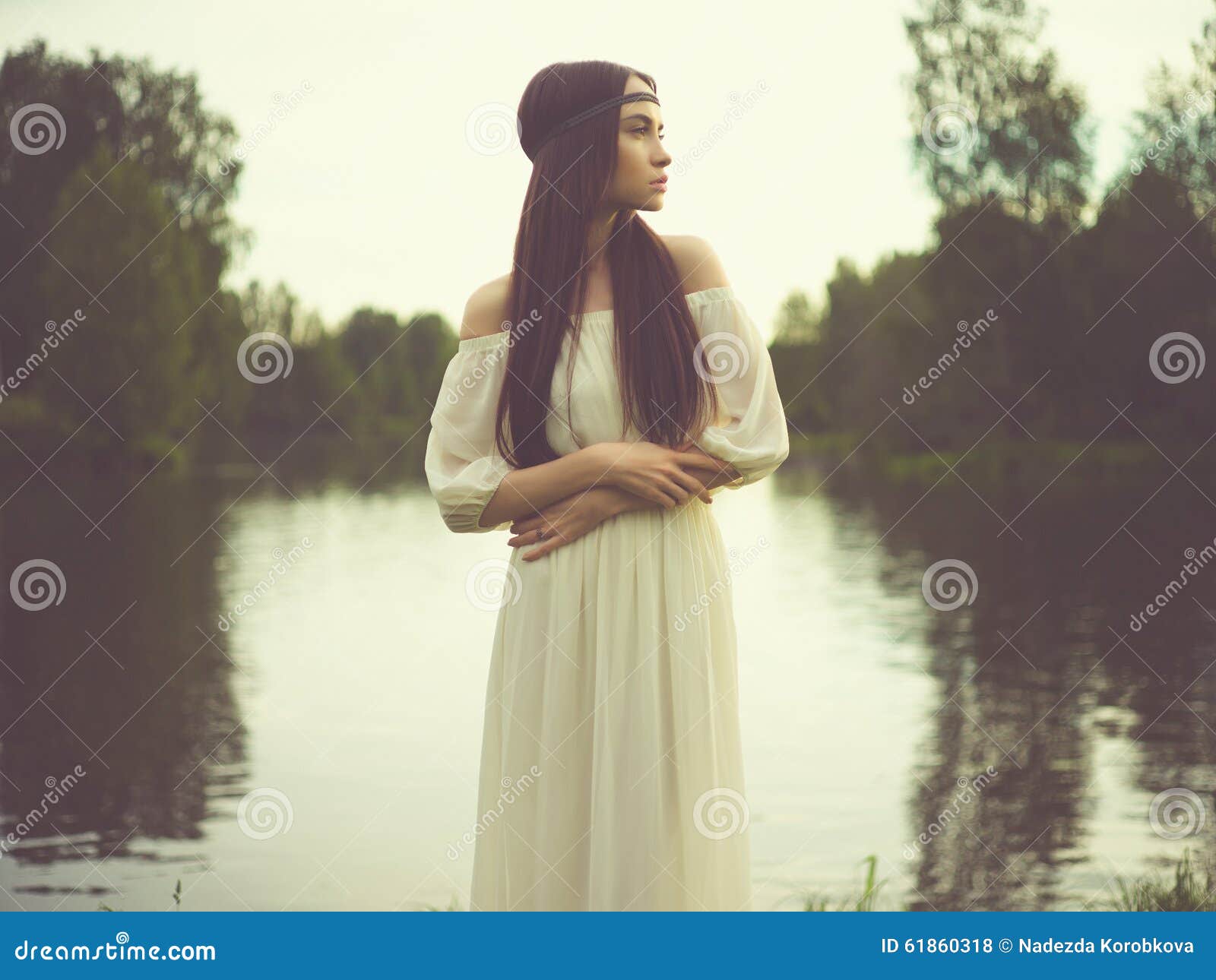 Signora Della Boemia Al Fiume Fotografia Stock - Immagine di esterno ...