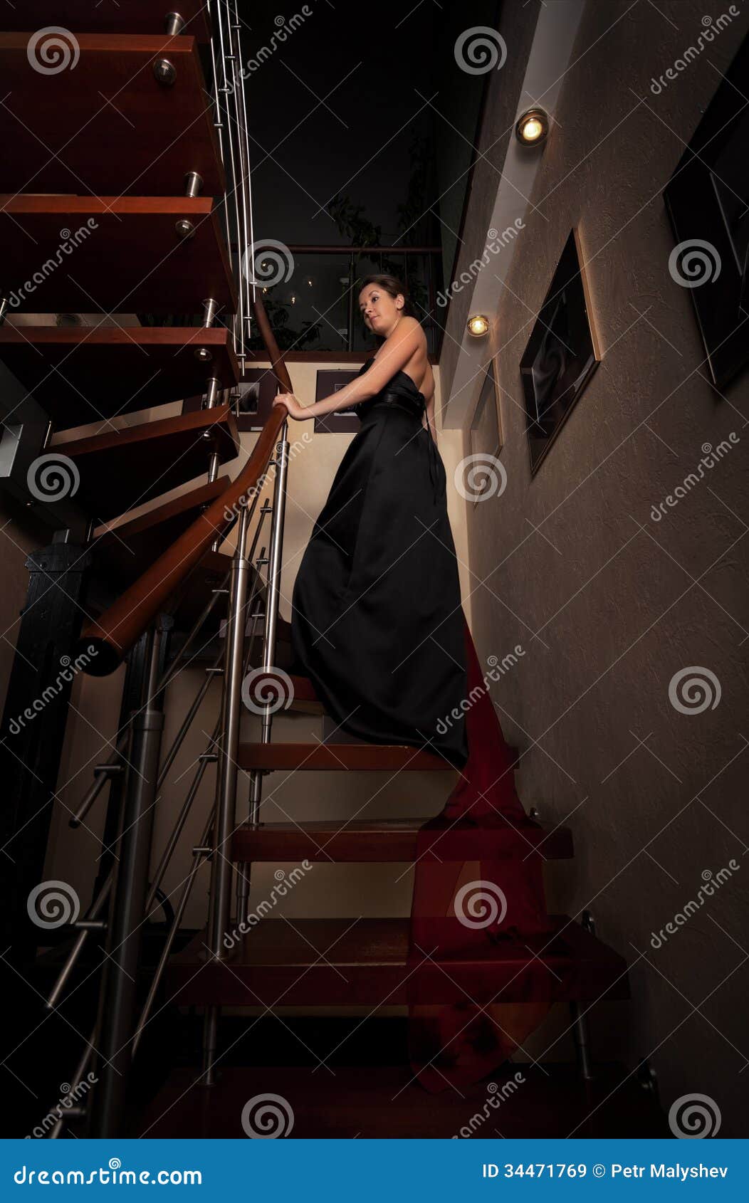 Signora Di .aristocratic Sulle Scale Immagine Stock - Immagine di ...