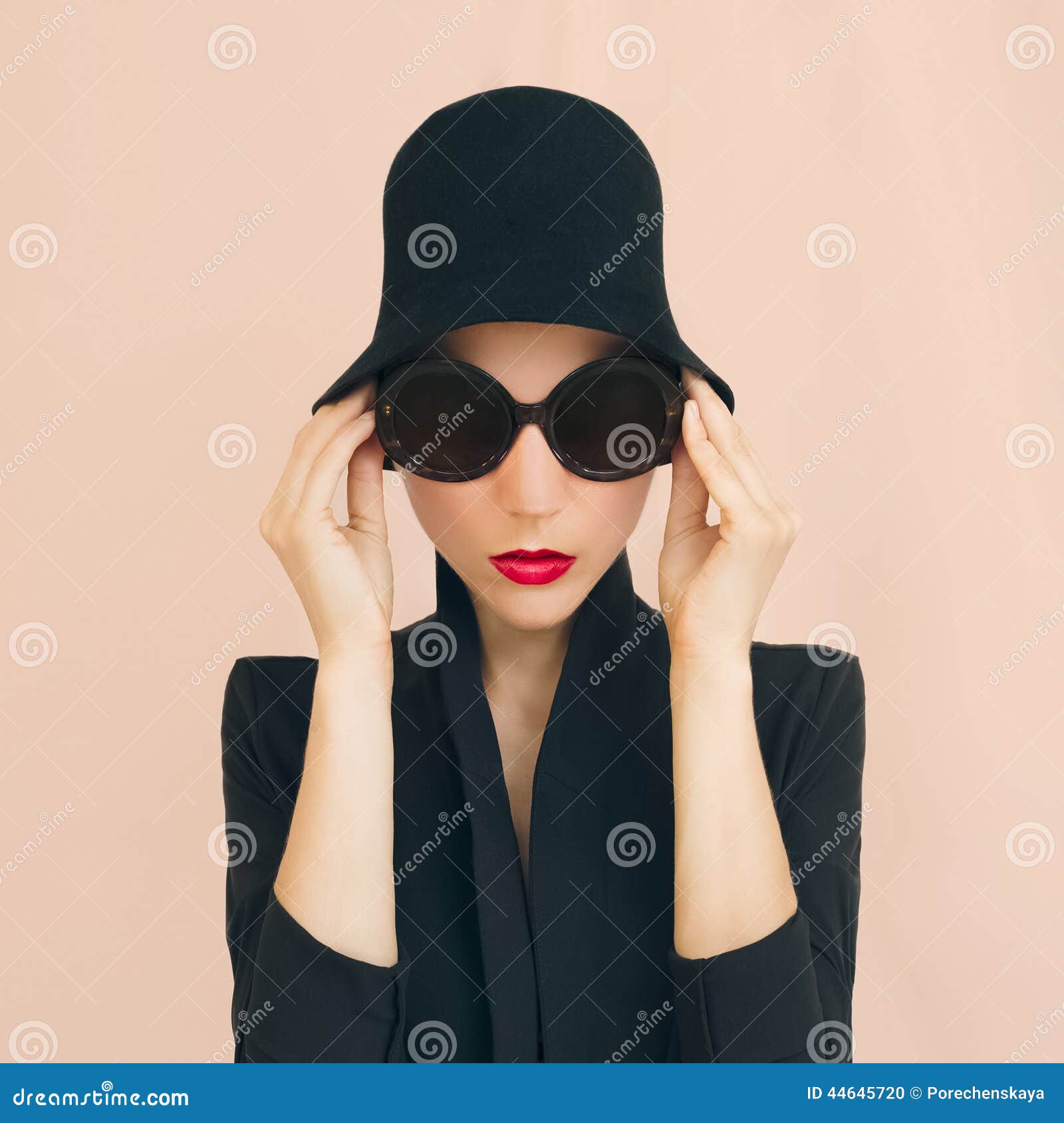 Signora Elegante in Un Cappello Alla Moda Fotografia Stock - Immagine ...