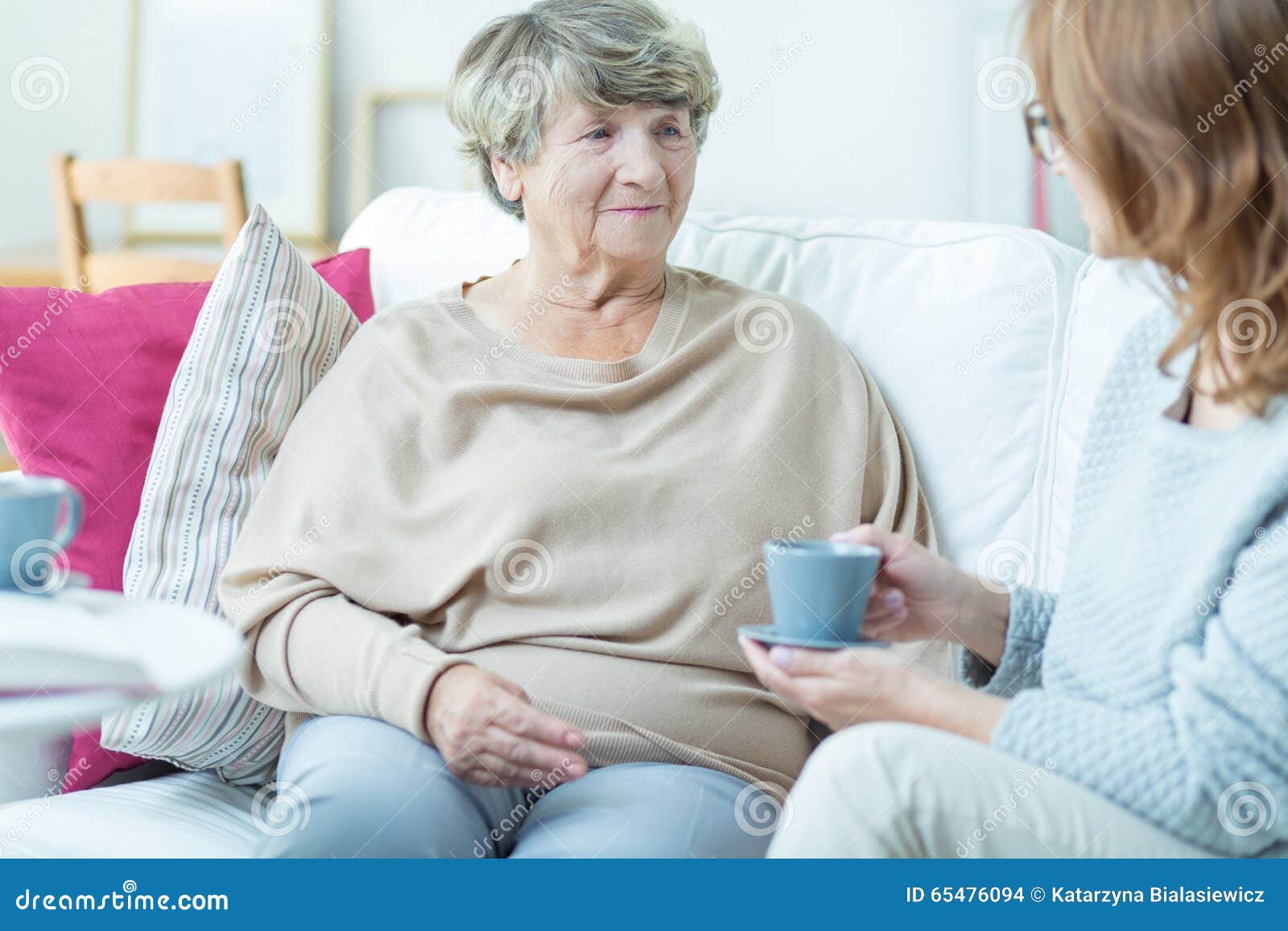 Signora Senior Con L'assistente Sociale Fotografia Stock - Immagine di ...